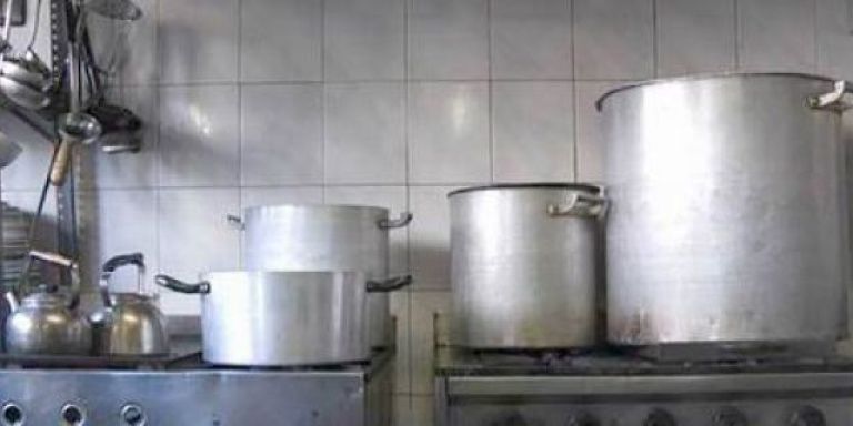 Por las ollas pesadas y los packs de leche indemnizarán a una portera ...