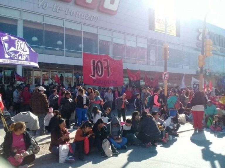 Protestas, corte de puente y olla popular en hipermercado | Diariamente ...
