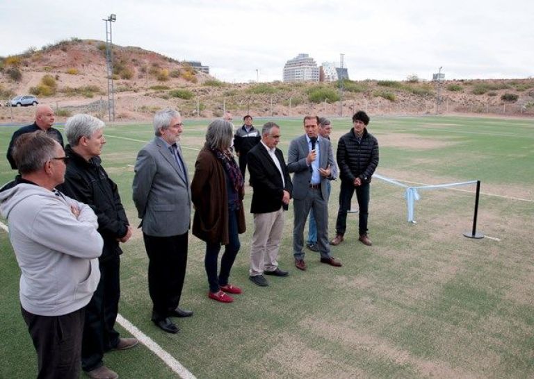Gutiérrez inauguró una cancha de hockey en la UNCo | Diariamente ...