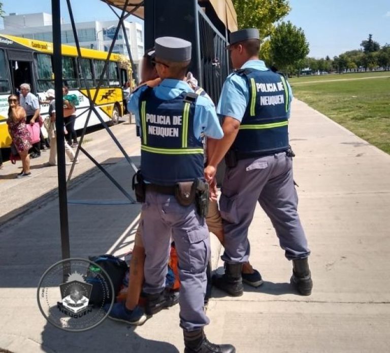 Borracho manoseó a una mujer en una parada de colectivo | Diariamente ...